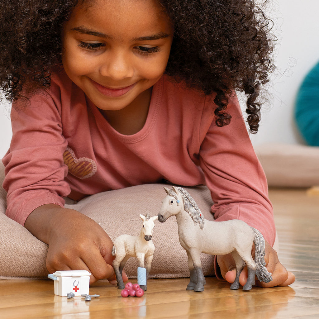 HORSE CLUB Hannah's first-aid kit 42430 | Schleich USA Inc.