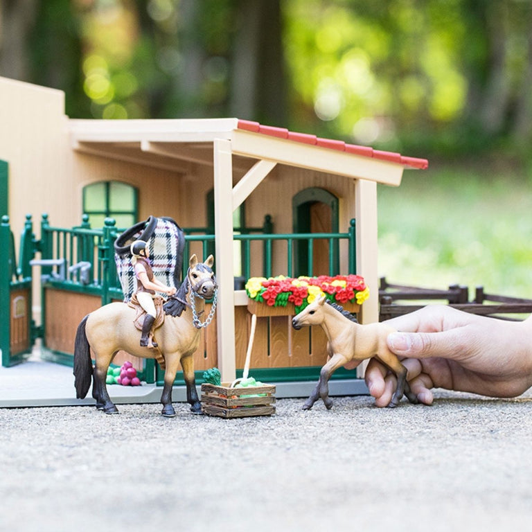 Stable with horses and accessories 42195 FARM WORLD | schleich
